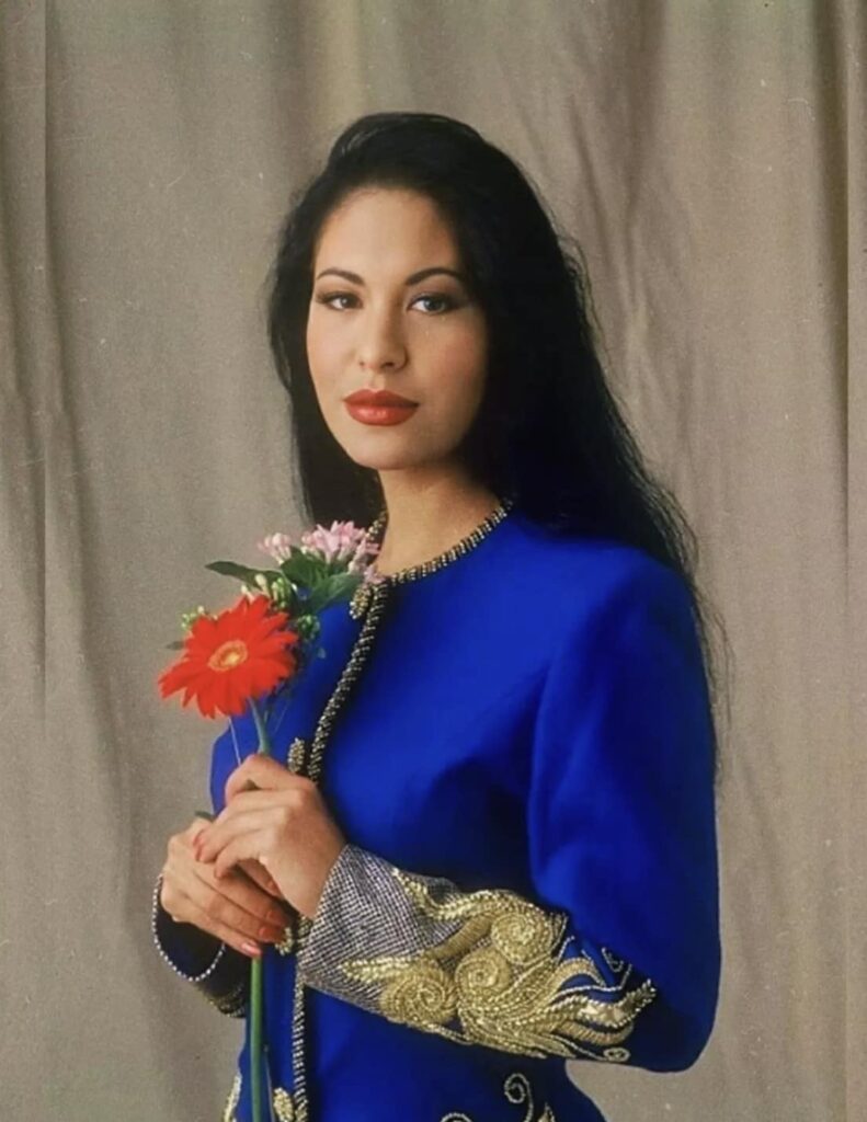 Honoring Selena Quintanilla's Memory: Rarely Seen Photos of the 'Queen ...